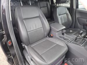 Black Volkswagen Amarok 2016 in Talsi, with an engine capacity of 2.00 L and mileage of 236 thousand km for 16800 €, photo 13 on AUTOMOTO.COM.LV