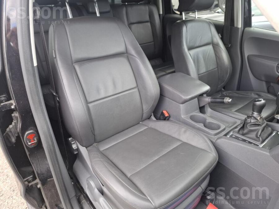 Black Volkswagen Amarok 2016 in Talsi, with an engine capacity of 2.00 L and mileage of 236 thousand km for 16800 €, photo 13 on AUTOMOTO.COM.LV