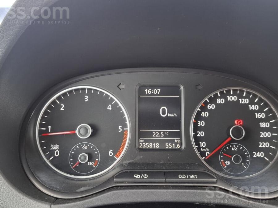 Black Volkswagen Amarok 2016 in Talsi, with an engine capacity of 2.00 L and mileage of 236 thousand km for 16800 €, photo 18 on AUTOMOTO.COM.LV