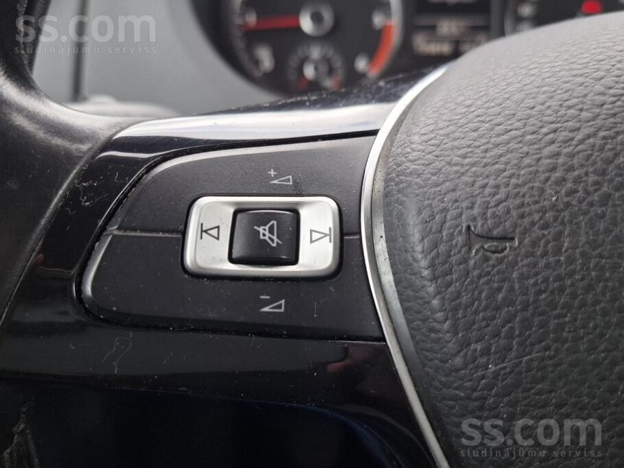 Black Volkswagen Amarok 2016 in Talsi, with an engine capacity of 2.00 L and mileage of 236 thousand km for 16800 €, photo 21 on AUTOMOTO.COM.LV