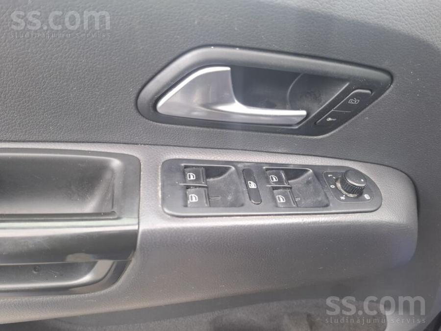 Black Volkswagen Amarok 2016 in Talsi, with an engine capacity of 2.00 L and mileage of 236 thousand km for 16800 €, photo 26 on AUTOMOTO.COM.LV