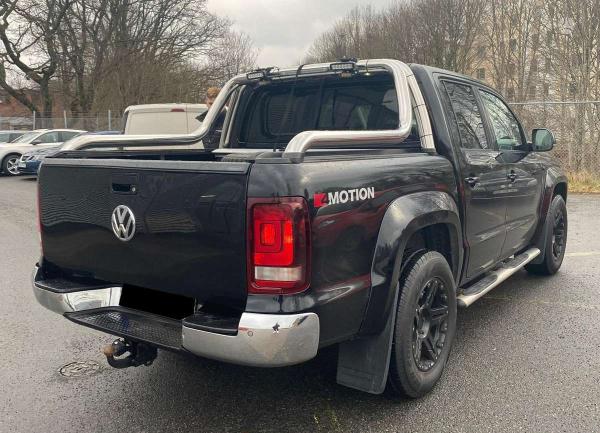 Black Volkswagen Amarok 2017 in Marijampole, with an engine capacity of 2.97 L and mileage of 354 thousand km for 15900 €, photo 2 on AUTOMOTO.COM.LV