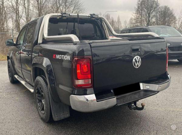 Black Volkswagen Amarok 2017 in Marijampole, with an engine capacity of 2.97 L and mileage of 354 thousand km for 15900 €, photo 3 on AUTOMOTO.COM.LV