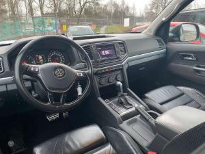 Black Volkswagen Amarok 2017 in Marijampole, with an engine capacity of 2.97 L and mileage of 354 thousand km for 15900 €, photo 6 on AUTOMOTO.COM.LV