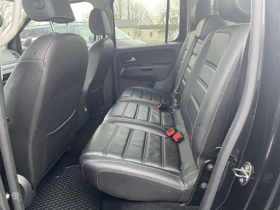 Black Volkswagen Amarok 2017 in Marijampole, with an engine capacity of 2.97 L and mileage of 354 thousand km for 15900 €, photo 8 on AUTOMOTO.COM.LV