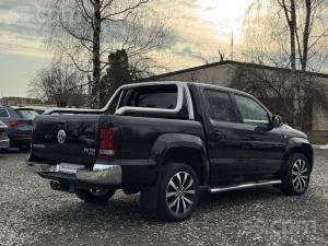 Black Volkswagen Amarok 2017 in Valmiera, with an engine capacity of 3.00 L and mileage of 290 thousand km for 22900 €, photo 7 on AUTOMOTO.COM.LV