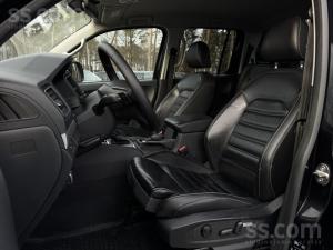 Black Volkswagen Amarok 2017 in Valmiera, with an engine capacity of 3.00 L and mileage of 290 thousand km for 22900 €, photo 8 on AUTOMOTO.COM.LV