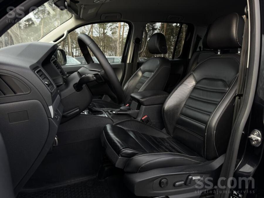 Black Volkswagen Amarok 2017 in Valmiera, with an engine capacity of 3.00 L and mileage of 290 thousand km for 22900 €, photo 8 on AUTOMOTO.COM.LV