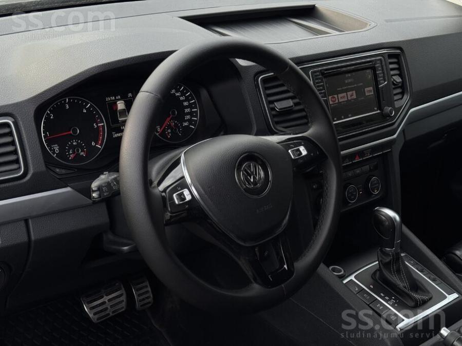 Black Volkswagen Amarok 2017 in Valmiera, with an engine capacity of 3.00 L and mileage of 290 thousand km for 22900 €, photo 9 on AUTOMOTO.COM.LV
