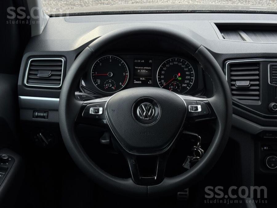 Black Volkswagen Amarok 2017 in Valmiera, with an engine capacity of 3.00 L and mileage of 290 thousand km for 22900 €, photo 10 on AUTOMOTO.COM.LV