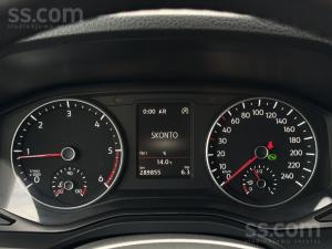 Black Volkswagen Amarok 2017 in Valmiera, with an engine capacity of 3.00 L and mileage of 290 thousand km for 22900 €, photo 11 on AUTOMOTO.COM.LV