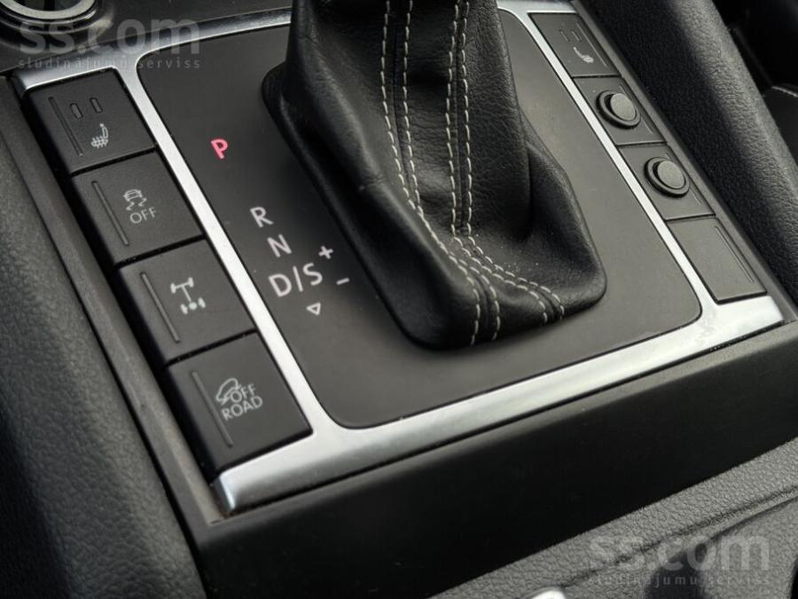 Black Volkswagen Amarok 2017 in Valmiera, with an engine capacity of 3.00 L and mileage of 290 thousand km for 22900 €, photo 15 on AUTOMOTO.COM.LV