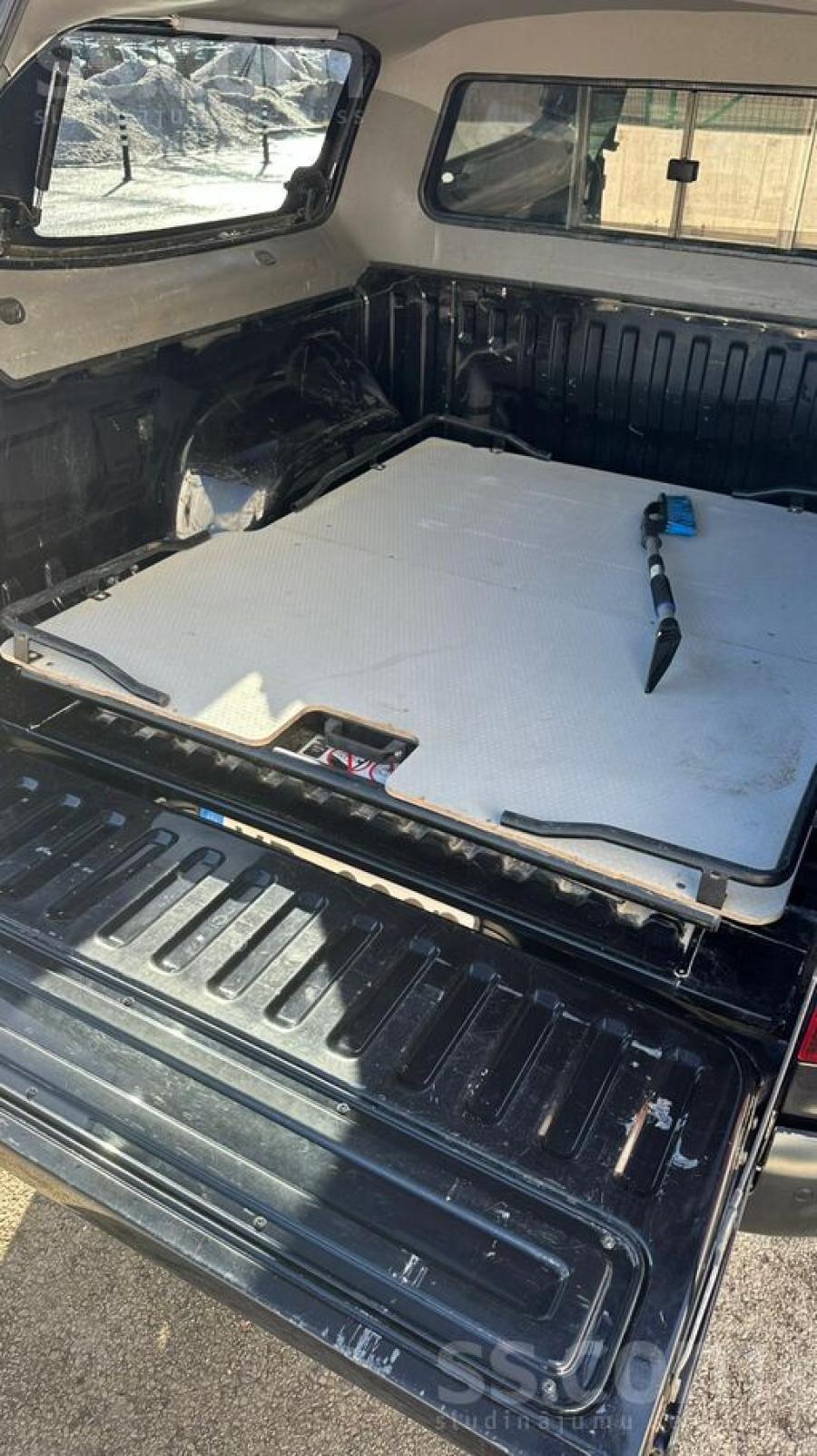 Black Volkswagen Amarok 2019 in Jelgava, with an engine capacity of 3.00 L and mileage of 262 thousand km for 26500 €, photo 14 on AUTOMOTO.COM.LV