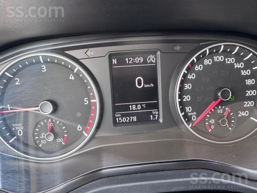 Black Volkswagen Amarok 2019 in Riga, with an engine capacity of 3.00 L and mileage of 151 thousand km for 19900 €, photo 21 on AUTOMOTO.COM.LV