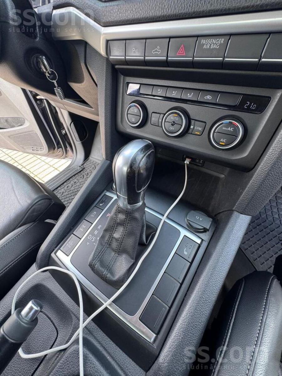 Black Volkswagen Amarok 2019 in Riga, with an engine capacity of 3.00 L and mileage of 151 thousand km for 19900 €, photo 23 on AUTOMOTO.COM.LV