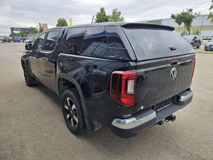 Black Volkswagen Amarok 2023 in Siauliai, with an engine capacity of 3.00 L and mileage of 270 thousand km for 22900 €, photo 5 on AUTOMOTO.COM.LV