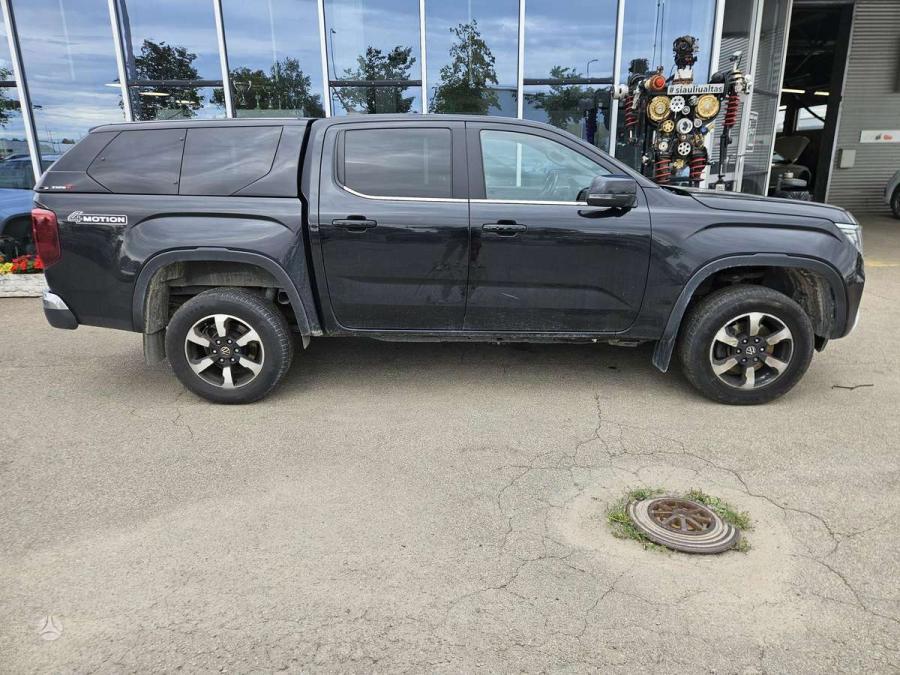 Black Volkswagen Amarok 2023 in Siauliai, with an engine capacity of 3.00 L and mileage of 270 thousand km for 22900 €, photo 6 on AUTOMOTO.COM.LV