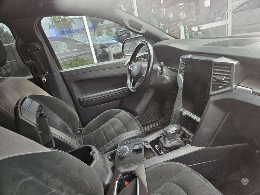 Black Volkswagen Amarok 2023 in Siauliai, with an engine capacity of 3.00 L and mileage of 270 thousand km for 22900 €, photo 7 on AUTOMOTO.COM.LV