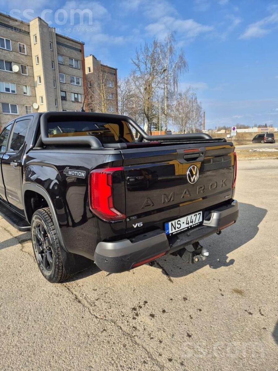 Black Volkswagen Amarok 2024 in Rezekne, with an engine capacity of 3.00 L and mileage of 72 thousand km for 47500 €, photo 5 on AUTOMOTO.COM.LV