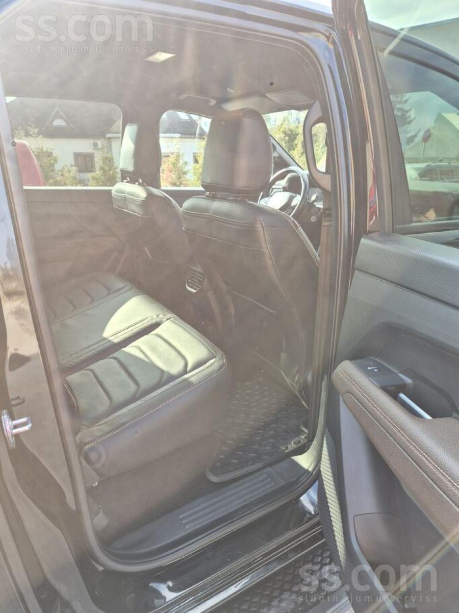 Black Volkswagen Amarok 2024 in Rezekne, with an engine capacity of 3.00 L and mileage of 72 thousand km for 47500 €, photo 6 on AUTOMOTO.COM.LV
