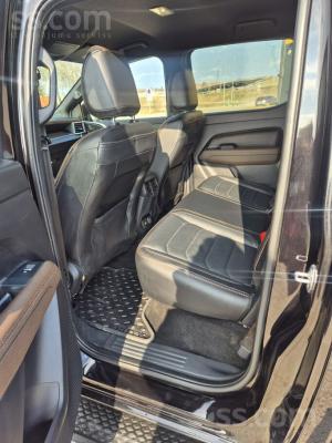 Black Volkswagen Amarok 2024 in Rezekne, with an engine capacity of 3.00 L and mileage of 72 thousand km for 47500 €, photo 9 on AUTOMOTO.COM.LV