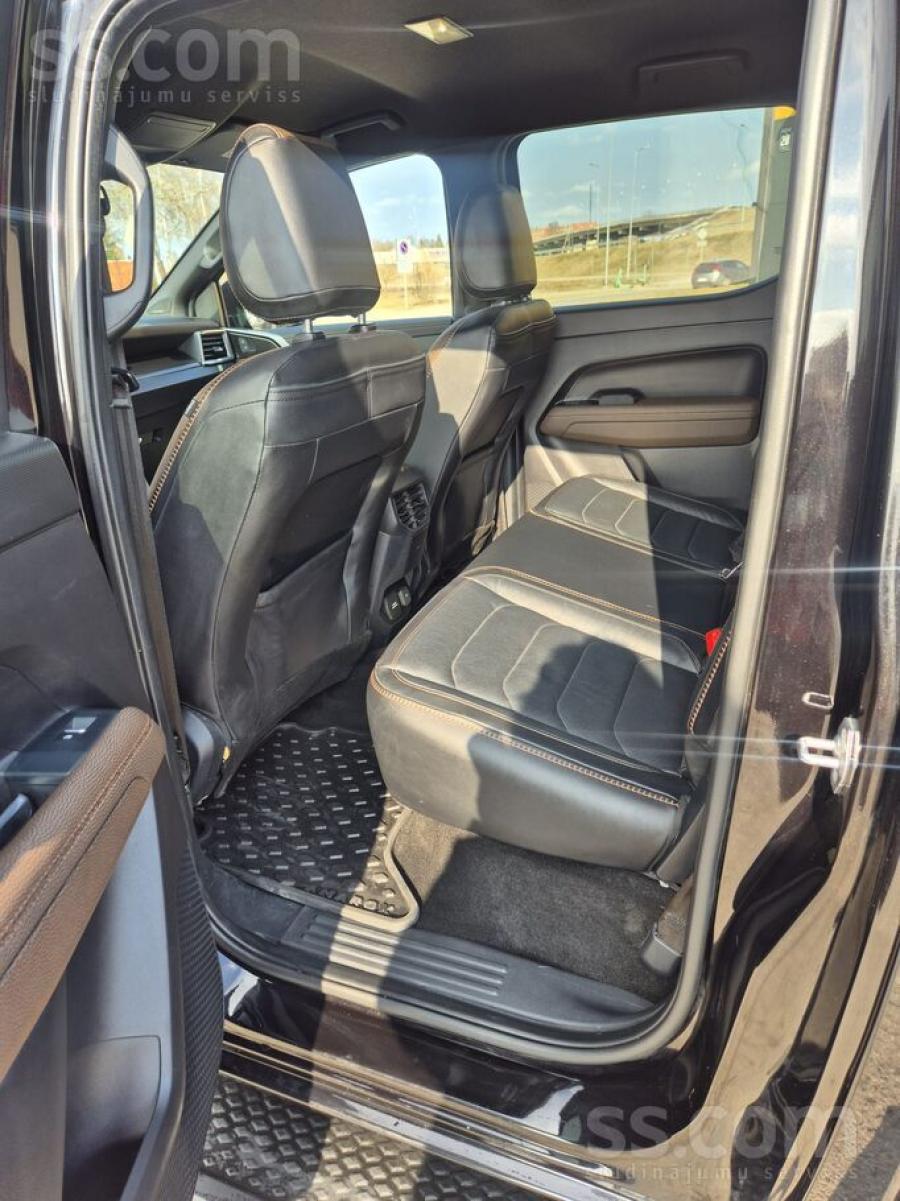 Black Volkswagen Amarok 2024 in Rezekne, with an engine capacity of 3.00 L and mileage of 72 thousand km for 47500 €, photo 9 on AUTOMOTO.COM.LV