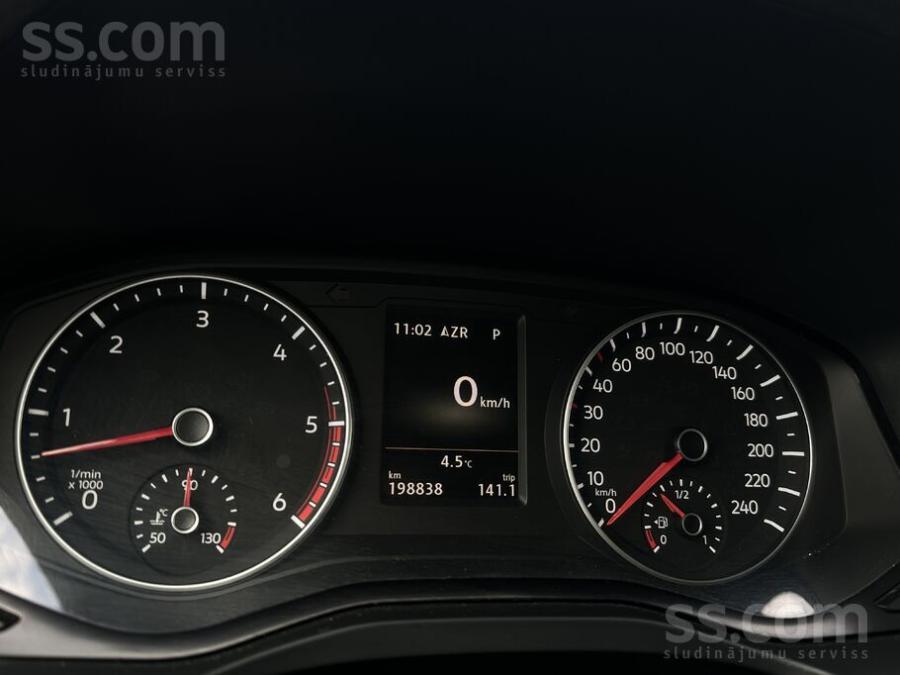 Zils Volkswagen Amarok 2016 Valmiera, ar dzinēja tilpumu 3.00 L un nobraukumu 200 tūkst. km par 21400 €, foto 17 vietnē AUTOMOTO.COM.LV