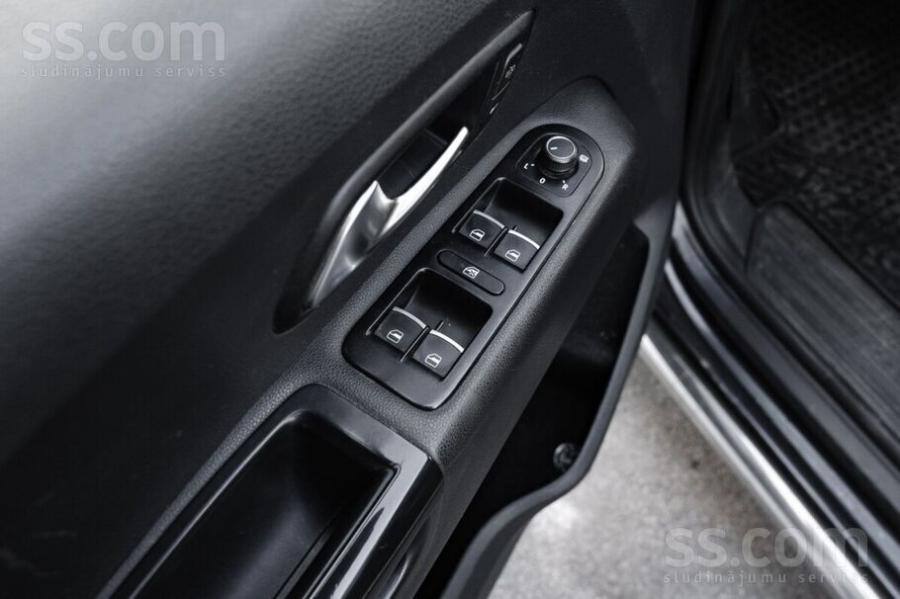 Blue Volkswagen Amarok 2018 in Riga, with an engine capacity of 3.00 L and mileage of 239 thousand km for 21850 €, photo 15 on AUTOMOTO.COM.LV