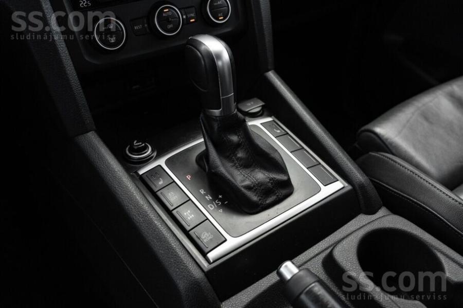 Blue Volkswagen Amarok 2018 in Riga, with an engine capacity of 3.00 L and mileage of 239 thousand km for 21850 €, photo 17 on AUTOMOTO.COM.LV