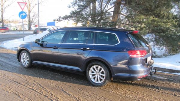 Blue Volkswagen Amarok 2015 in Riga, with an engine capacity of 2.00 L and mileage of 410 thousand km for 6950 €, photo 3 on AUTOMOTO.COM.LV