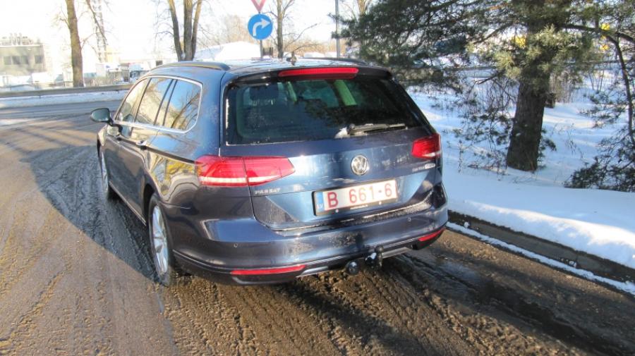 Blue Volkswagen Amarok 2015 in Riga, with an engine capacity of 2.00 L and mileage of 410 thousand km for 6950 €, photo 5 on AUTOMOTO.COM.LV