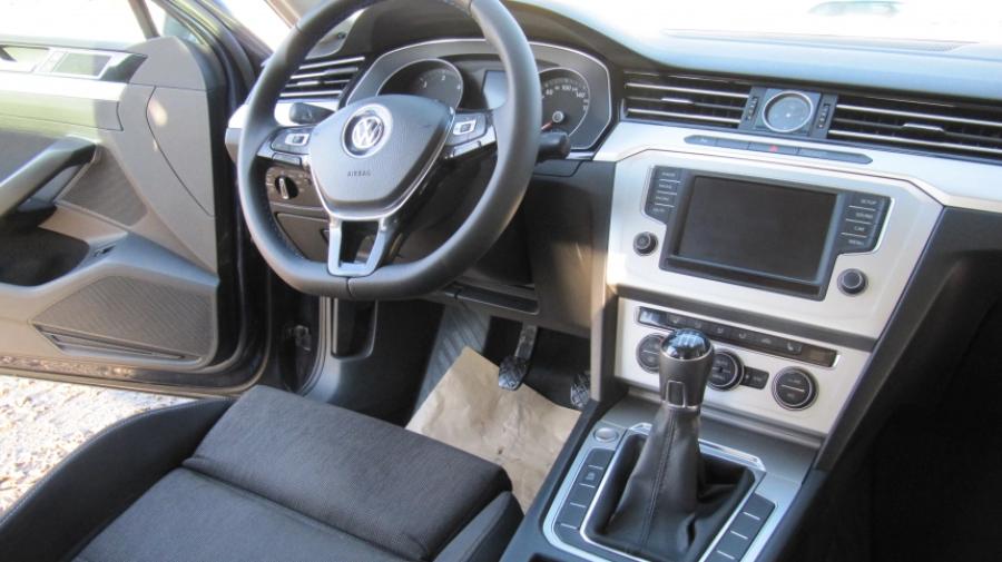 Blue Volkswagen Amarok 2015 in Riga, with an engine capacity of 2.00 L and mileage of 410 thousand km for 6950 €, photo 9 on AUTOMOTO.COM.LV