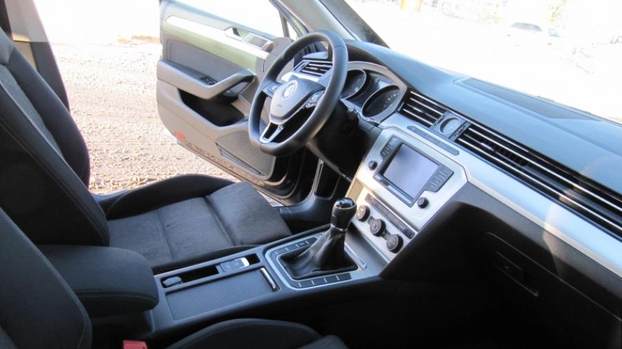 Blue Volkswagen Amarok 2015 in Riga, with an engine capacity of 2.00 L and mileage of 410 thousand km for 6950 €, photo 10 on AUTOMOTO.COM.LV
