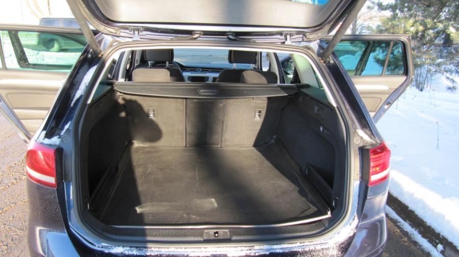 Blue Volkswagen Amarok 2015 in Riga, with an engine capacity of 2.00 L and mileage of 410 thousand km for 6950 €, photo 13 on AUTOMOTO.COM.LV