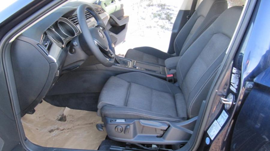 Blue Volkswagen Amarok 2015 in Riga, with an engine capacity of 2.00 L and mileage of 410 thousand km for 6950 €, photo 18 on AUTOMOTO.COM.LV
