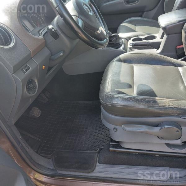 Brown Volkswagen Amarok 2011 in Riga, with an engine capacity of 2.00 L and mileage of 346 thousand km for 8599 €, photo 9 on AUTOMOTO.COM.LV