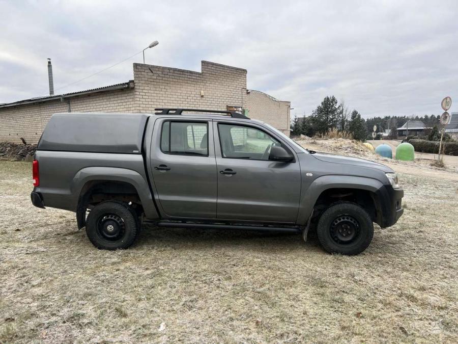 Grey Volkswagen Amarok 2011 in Utena, with an engine capacity of 2.00 L and mileage of 183 thousand km for 8750 €, photo 7 on AUTOMOTO.COM.LV