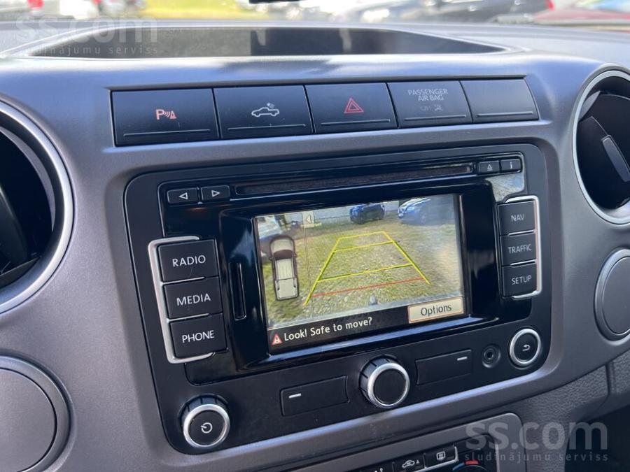 Pelēks Volkswagen Amarok 2015 Limbaži, ar dzinēja tilpumu 2.00 L un nobraukumu 357 tūkst. km par 13550 €, foto 16 vietnē AUTOMOTO.COM.LV