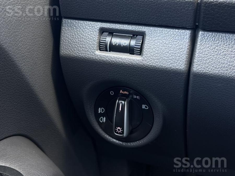 Pelēks Volkswagen Amarok 2015 Limbaži, ar dzinēja tilpumu 2.00 L un nobraukumu 357 tūkst. km par 13550 €, foto 20 vietnē AUTOMOTO.COM.LV