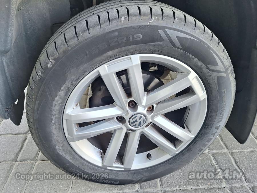 Grey Volkswagen Amarok 2016 in Tallinn, with an engine capacity of 2.00 L and mileage of 176 thousand km for 16000 €, photo 7 on AUTOMOTO.COM.LV