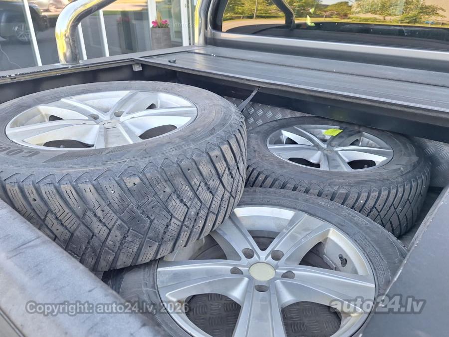 Grey Volkswagen Amarok 2016 in Tallinn, with an engine capacity of 2.00 L and mileage of 176 thousand km for 16000 €, photo 8 on AUTOMOTO.COM.LV