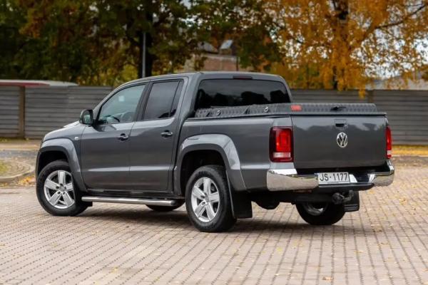 Grey Volkswagen Amarok 2017 in Jelgava, with an engine capacity of 3.00 L and mileage of 262 thousand km for 27000 €, photo 5 on AUTOMOTO.COM.LV