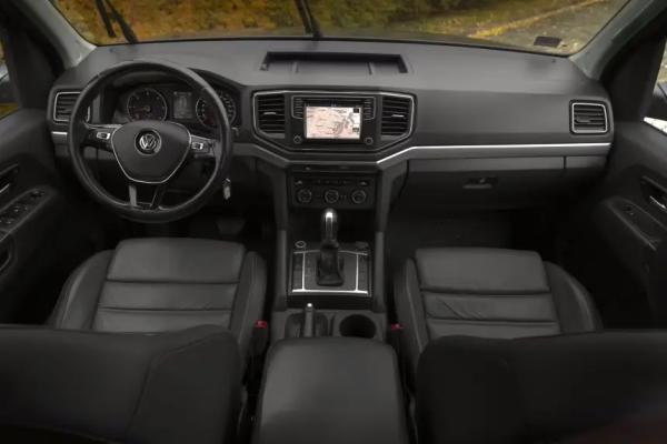 Grey Volkswagen Amarok 2017 in Jelgava, with an engine capacity of 3.00 L and mileage of 262 thousand km for 27000 €, photo 7 on AUTOMOTO.COM.LV