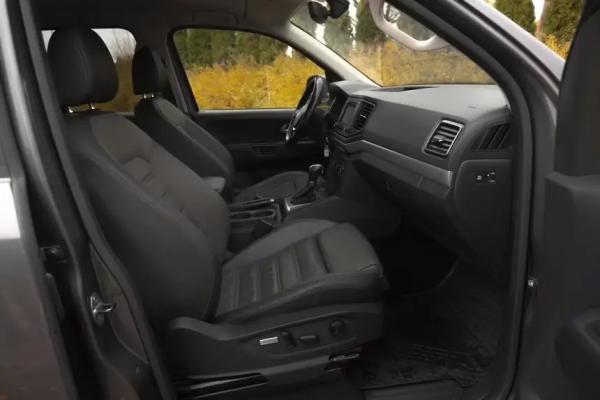 Grey Volkswagen Amarok 2017 in Jelgava, with an engine capacity of 3.00 L and mileage of 262 thousand km for 27000 €, photo 8 on AUTOMOTO.COM.LV