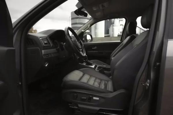 Grey Volkswagen Amarok 2017 in Jelgava, with an engine capacity of 3.00 L and mileage of 262 thousand km for 27000 €, photo 9 on AUTOMOTO.COM.LV