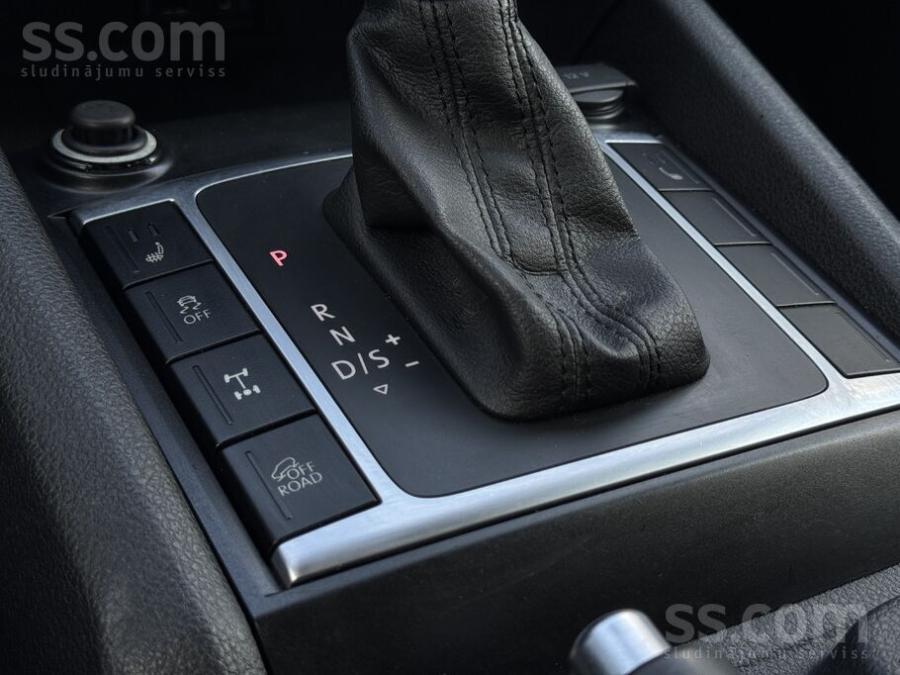 Grey Volkswagen Amarok 2017 in Valmiera, with an engine capacity of 3.00 L and mileage of 192 thousand km for 24900 €, photo 15 on AUTOMOTO.COM.LV