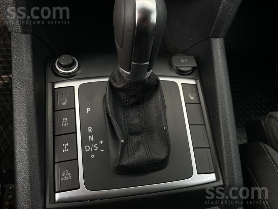 Grey Volkswagen Amarok 2017 in Riga, with an engine capacity of 3.00 L and mileage of 187 thousand km for 17900 €, photo 14 on AUTOMOTO.COM.LV