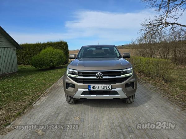 Pelēks Volkswagen Amarok 2023 Tallina, ar dzinēja tilpumu 3.00 L un nobraukumu 15 tūkst. km par 42500 €, foto 1 vietnē AUTOMOTO.COM.LV