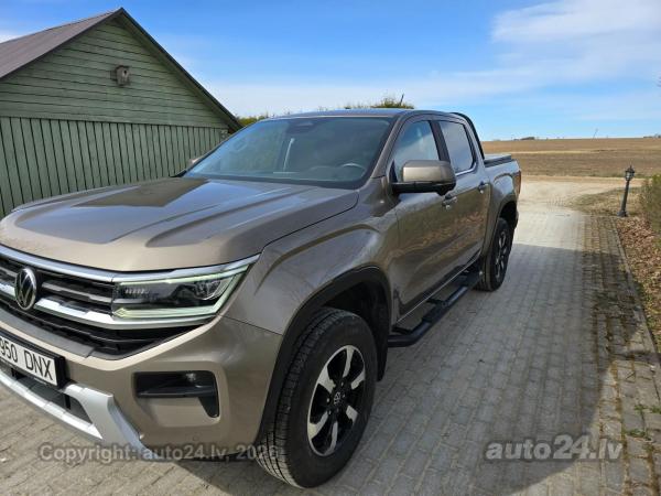 Pelēks Volkswagen Amarok 2023 Tallina, ar dzinēja tilpumu 3.00 L un nobraukumu 15 tūkst. km par 42500 €, foto 2 vietnē AUTOMOTO.COM.LV