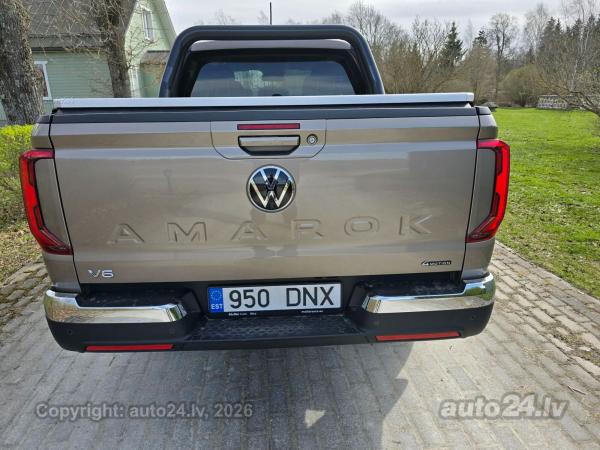 Pelēks Volkswagen Amarok 2023 Tallina, ar dzinēja tilpumu 3.00 L un nobraukumu 15 tūkst. km par 42500 €, foto 6 vietnē AUTOMOTO.COM.LV